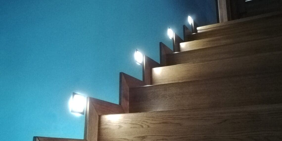 Oświetlenie przypodłogowe schodów – na jakiej wysokości je zamontować oraz inne praktyczne ...